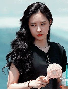 Kim Naeun (Singer) Age, Bio, Wiki, Facts & More - Kpop Members Bio
